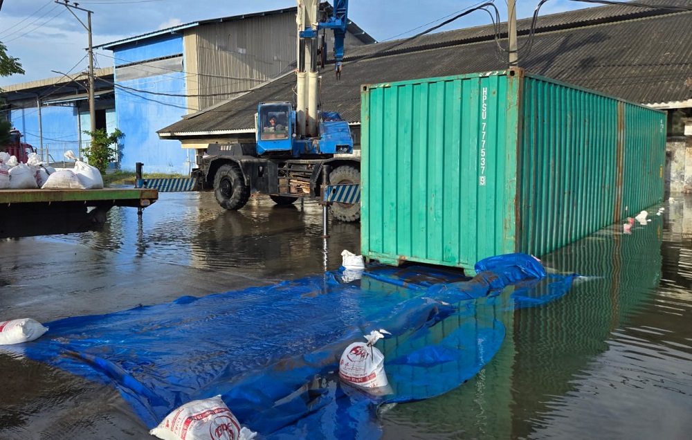 Pagar Pelabuhan Tanjung Mas Semarang Jebol Akibat Luapan Air Laut ...