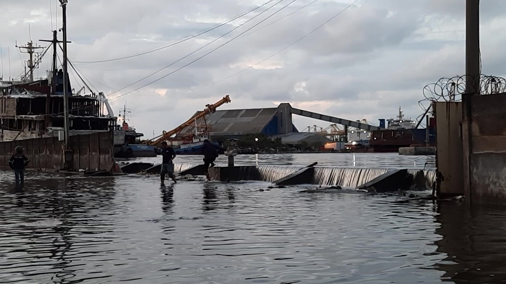 Tembok Pelabuhan Tanjung Mas Semarang Jebol Diterjang Air Laut ...