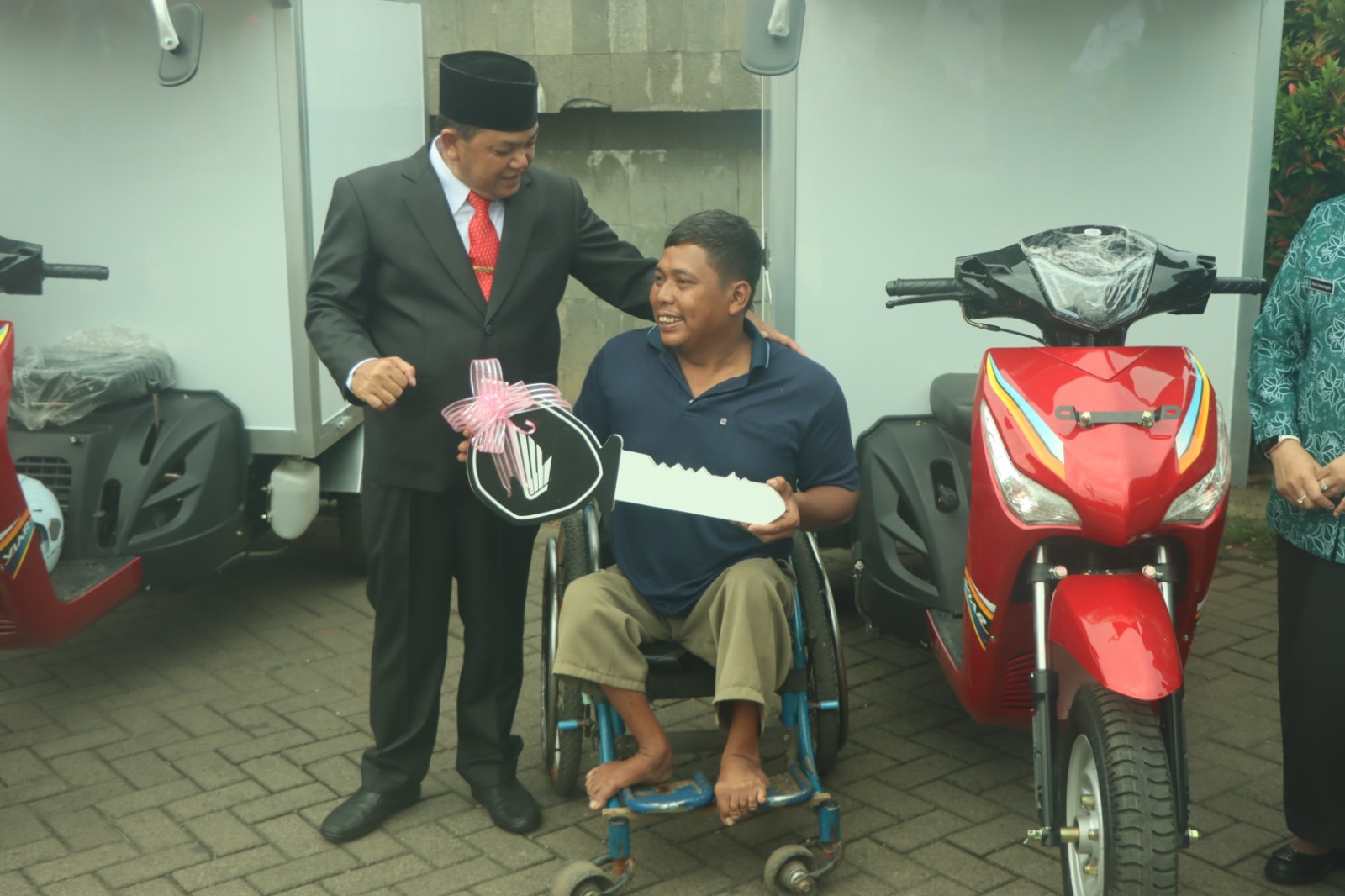 Sembilan Pelaku UMKM Difabel di Kabupaten Semarang Dibantu Motor Roda Tiga