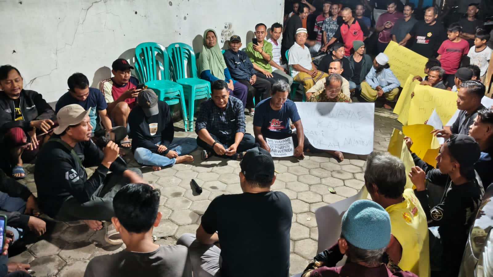 Ratusan Warga Geruduk Rumah Mantan Kades Dukuhwringin Tegal, Demo ...