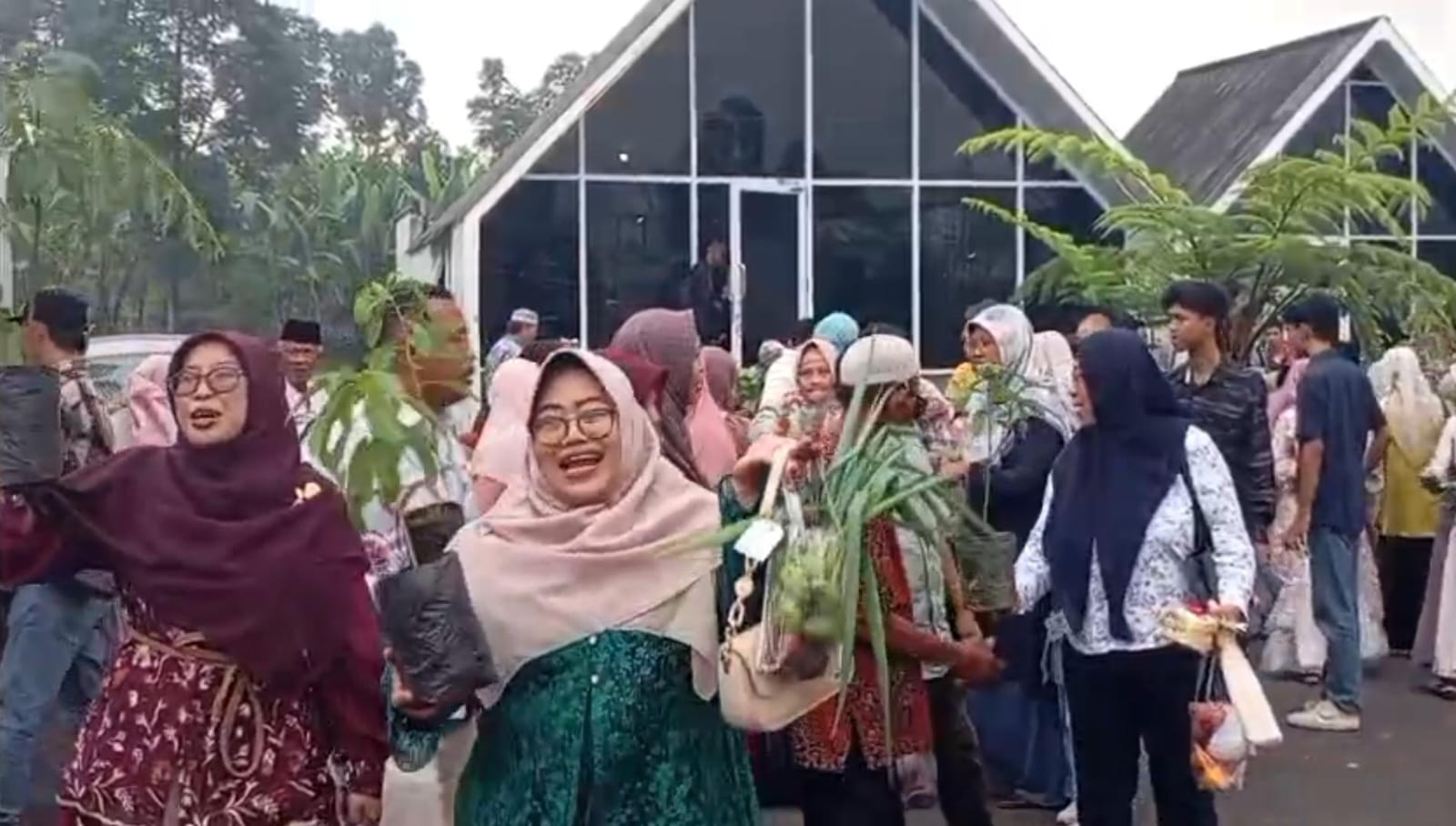 Nikah Tanggal Cantik 6-6-2026 di Kaki Gunung Slamet, Tamu Pulang Bawa ...